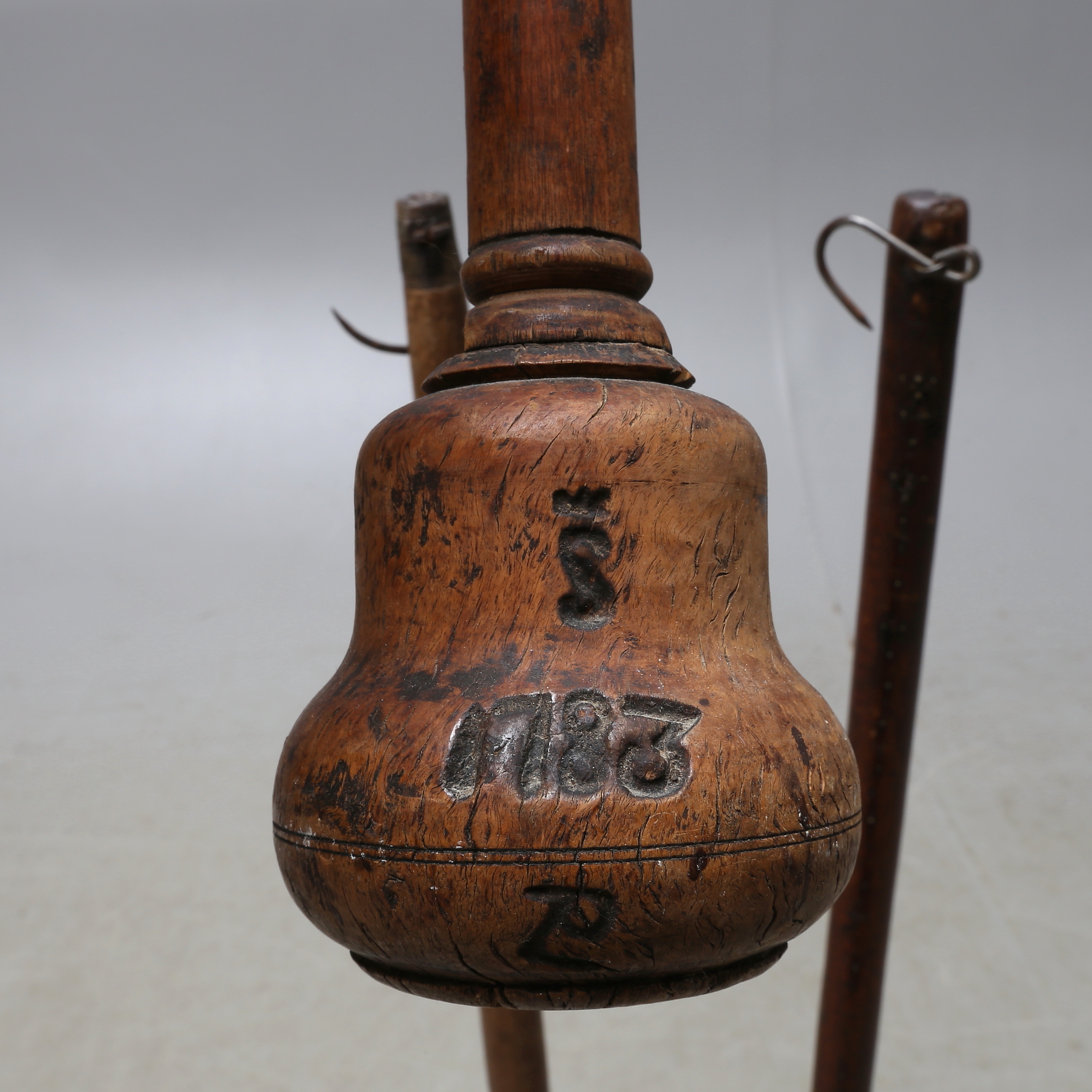 BESMAN, 3 st, trä, 1700-tal. Allmoge - Verktyg & Redskap - Auctionet