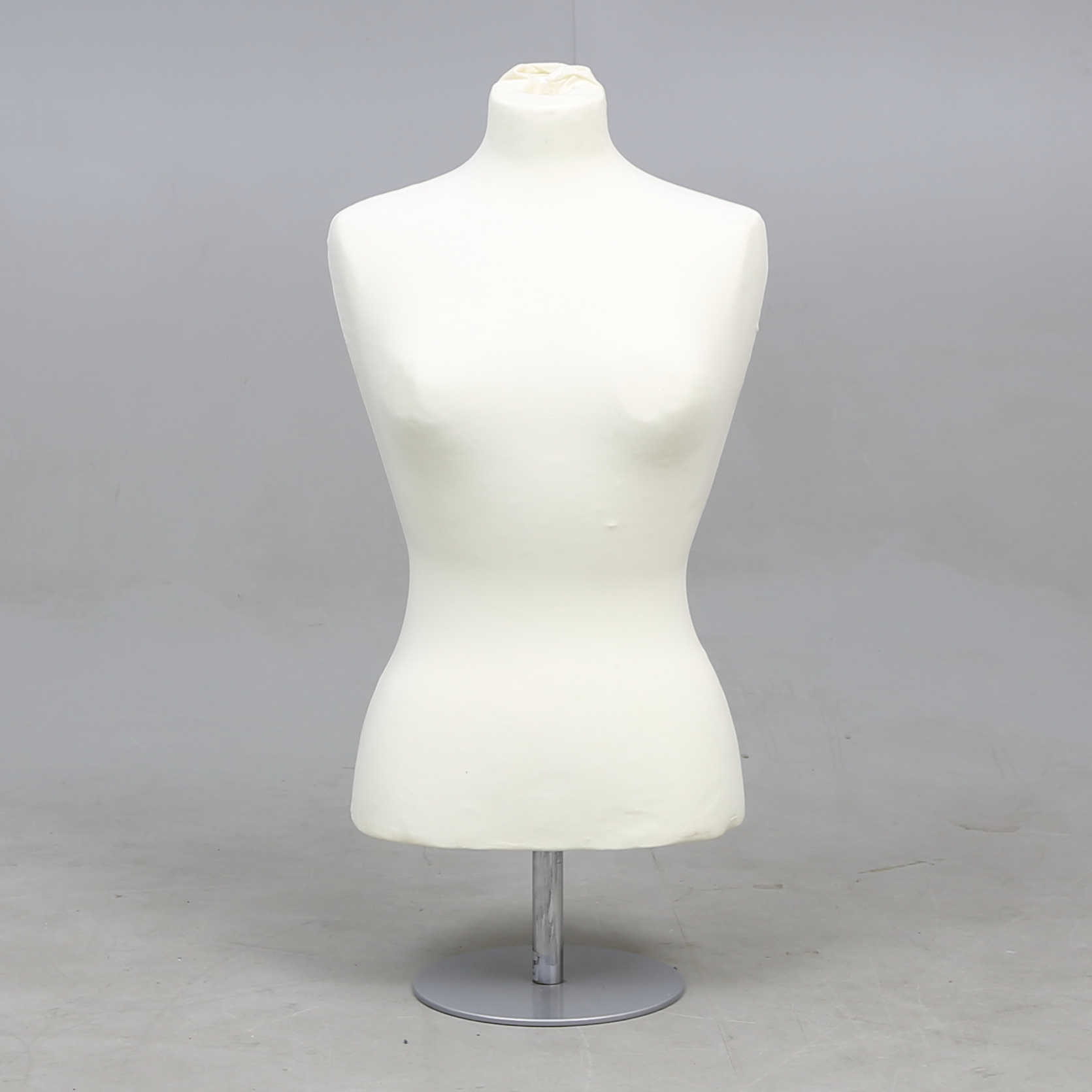 Bilder för 550270. SKYLTDOCKA, halvkropp, 2000-tal. - Auctionet