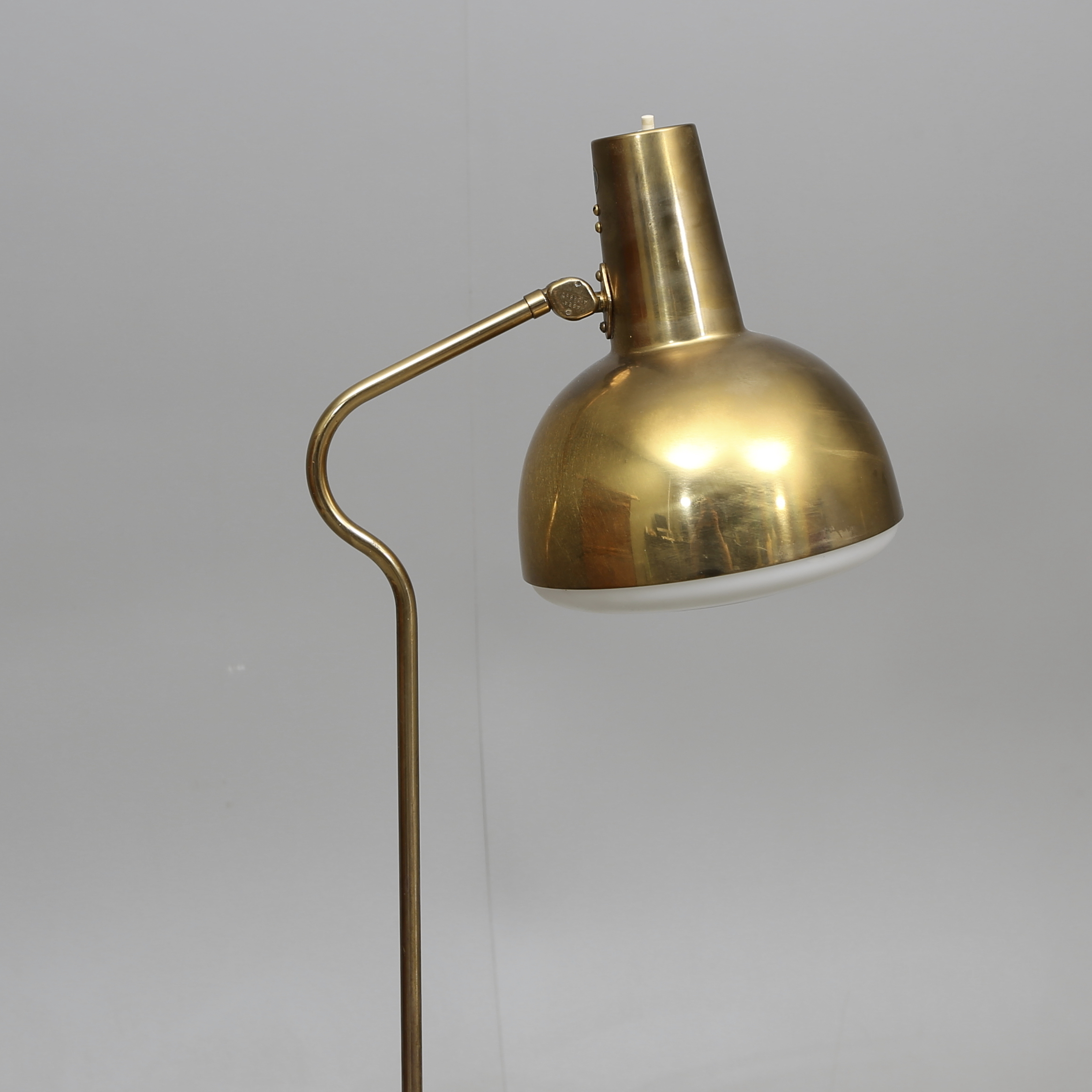 Bilder för 551513. GOLVLAMPA, mässing och gjutjärn, ASEA. - Auctionet