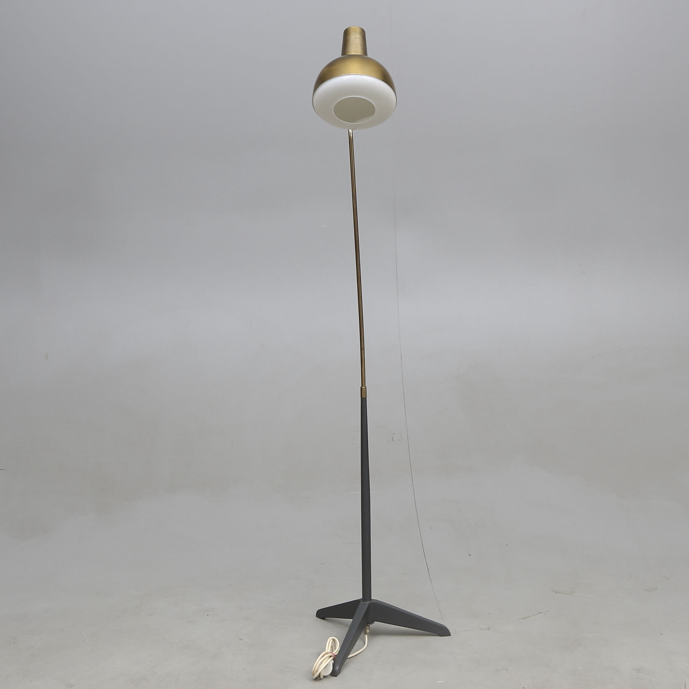 Bilder för 551513. GOLVLAMPA, mässing och gjutjärn, ASEA. - Auctionet