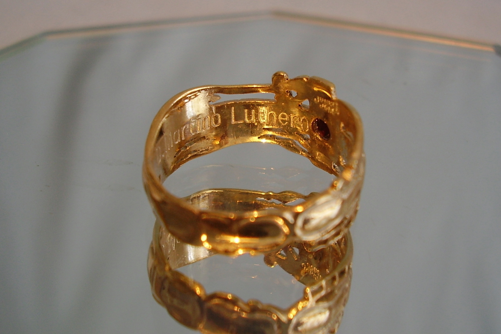 LUTHER RING MIT GRANAT. Schmuck & Edelsteine - Ringe - Auctionet