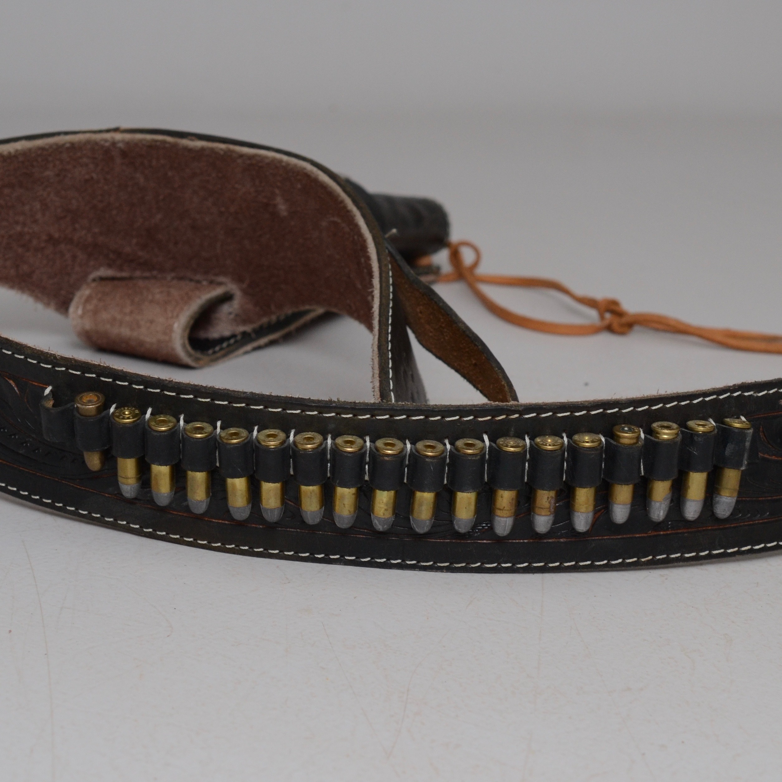 REVOLVERBÄLTE. Vapen & Militaria - Skjutvapen - Auctionet