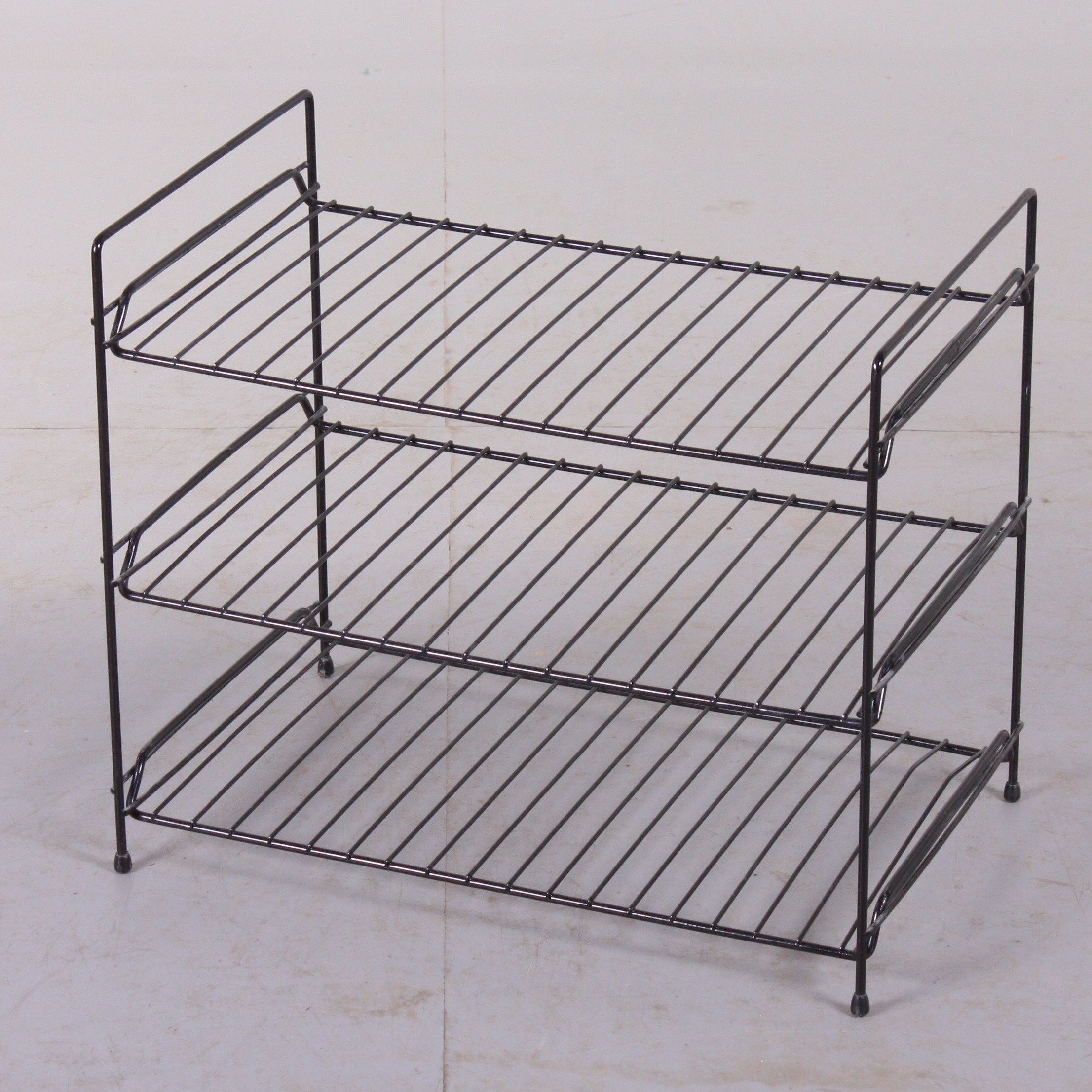 SKOSTÄLL i metall. Möbler - Skåp & Hyllor - Auctionet