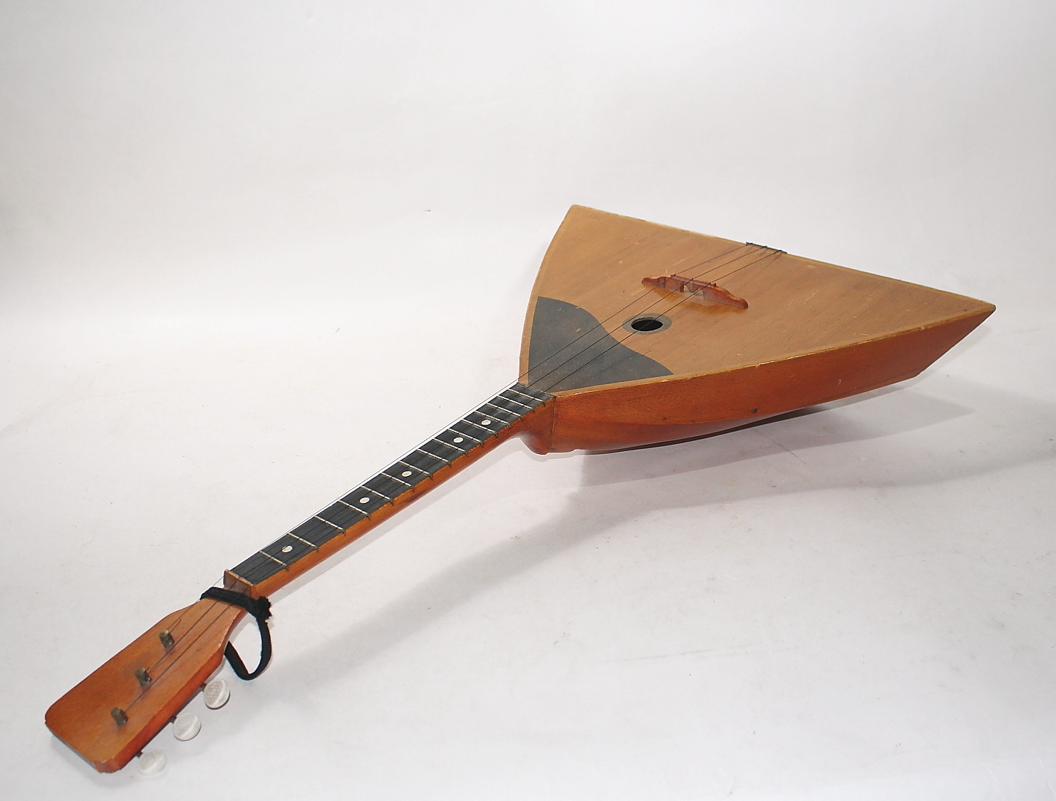 BALALAJKA, Ryssland. Övrigt - Musikinstrument - Auctionet