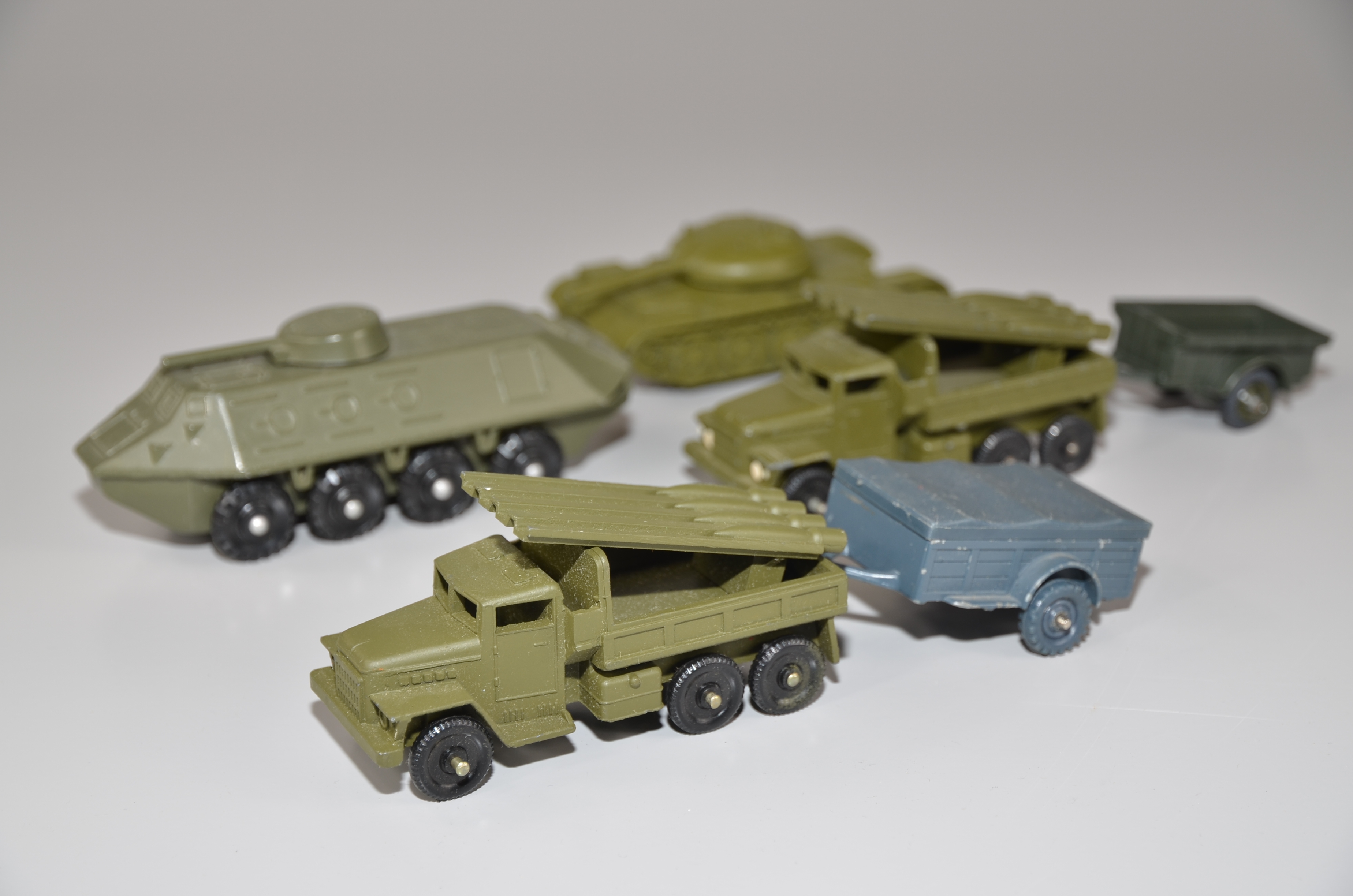 Images for 826916. RUSSIAN WAR VEHICLES, Metal. - Auctionet