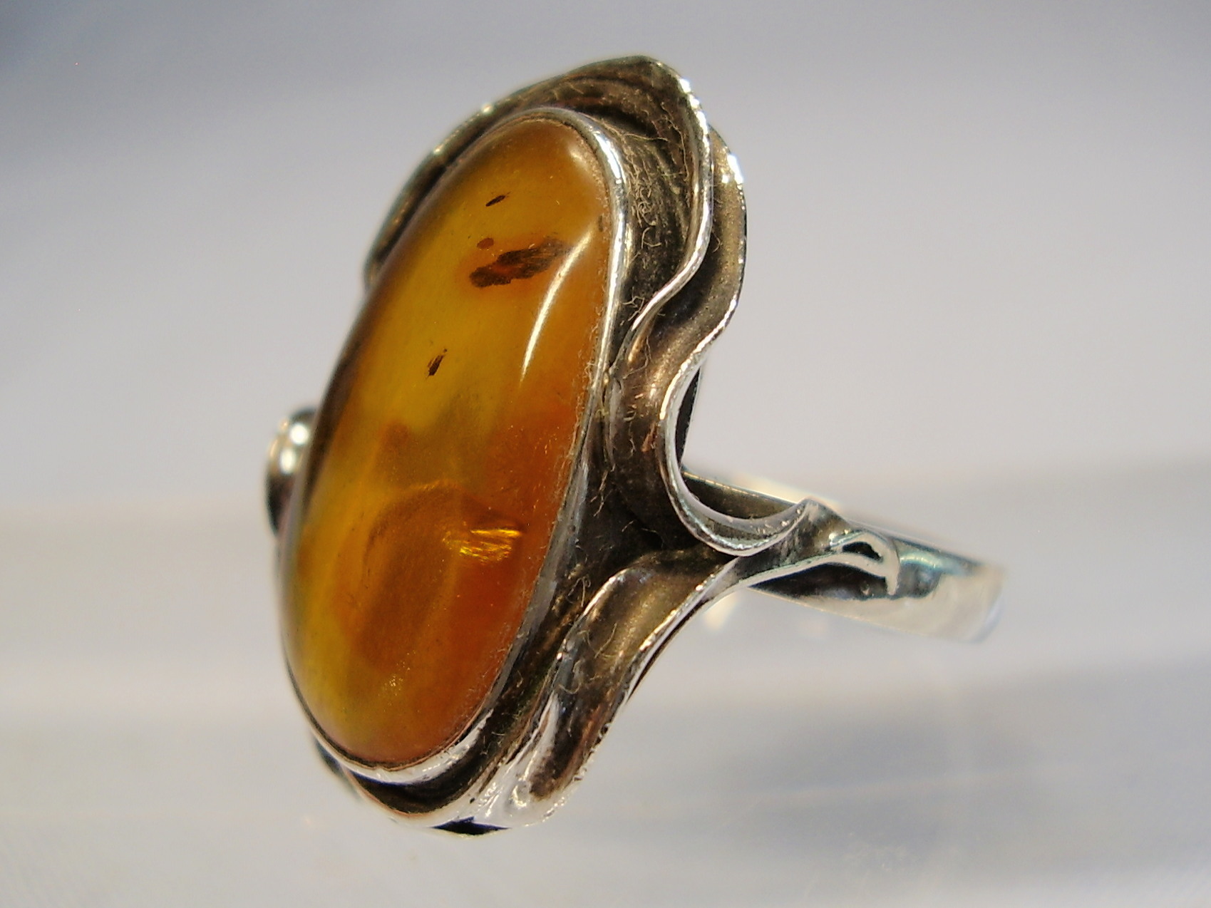 BERNSTEIN RING ANTIK DANZIG. Schmuck & Edelsteine - Ringe - Auctionet