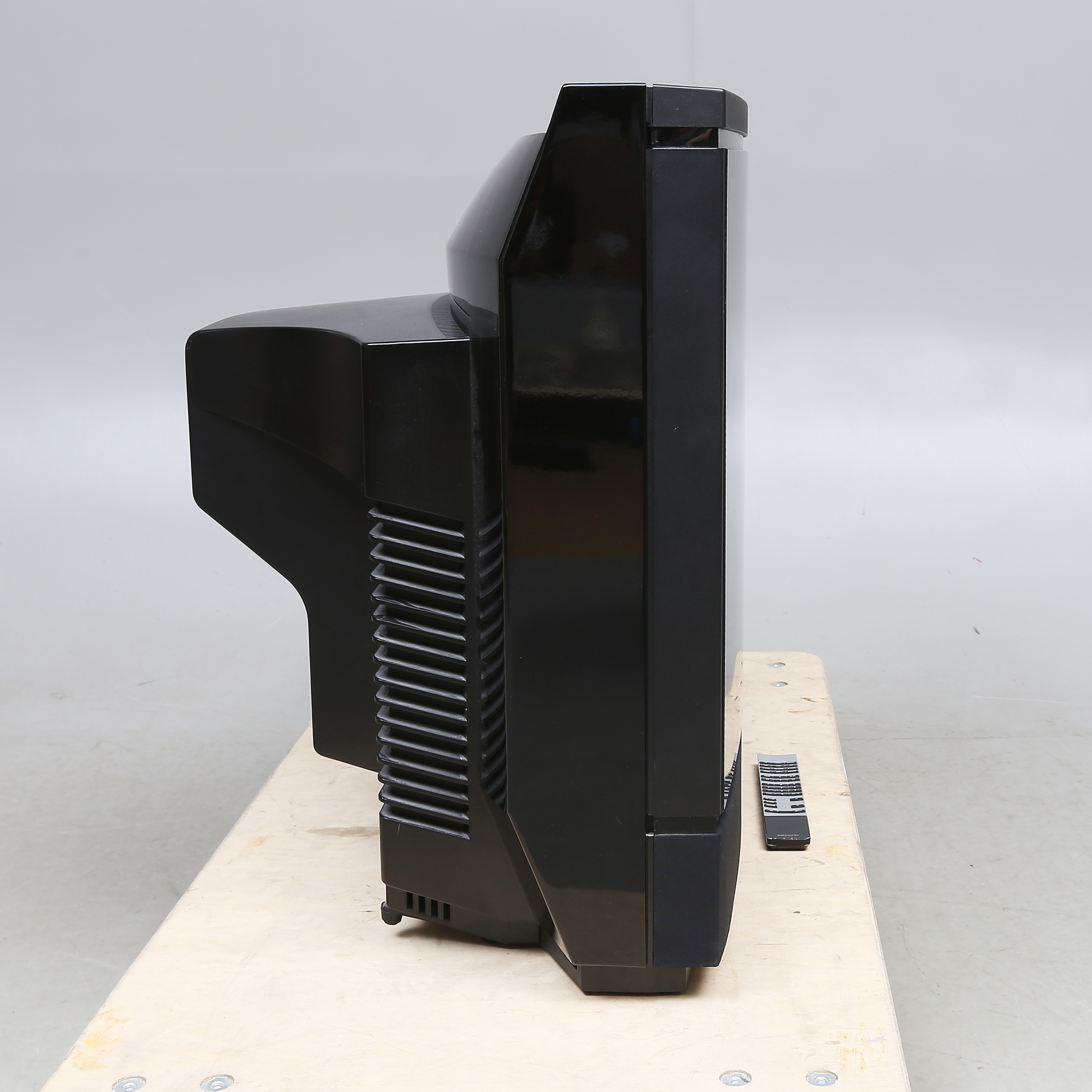 Images for 953246. BANG & OLUFSEN. 2 parts, TV and remote control ...