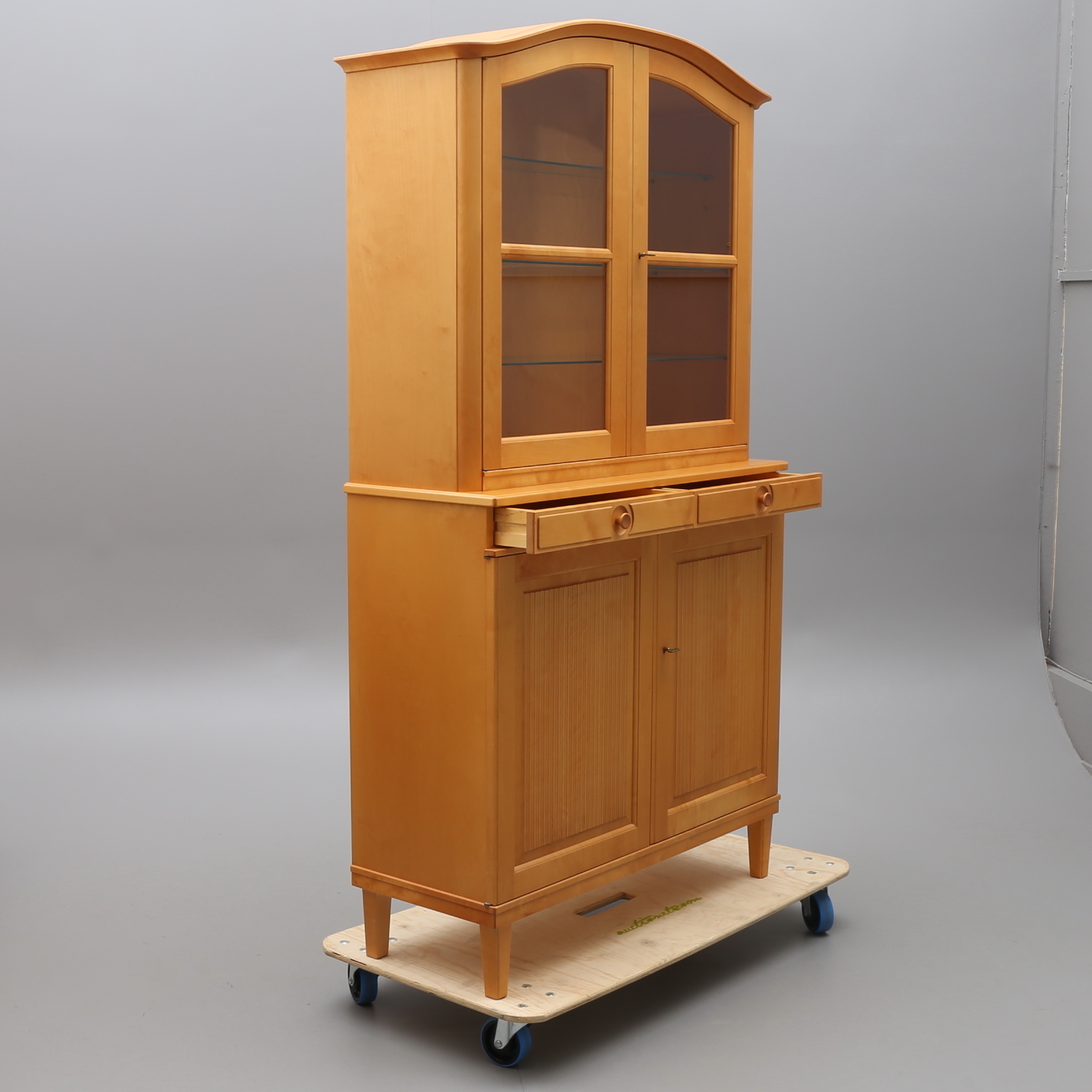 Bilder för 994427. SERVERINGSSKÅP MED VITRINÖVERDEL, "Herrgården", Carl ...