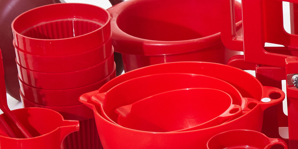 A collection of red plastic - Auctionet