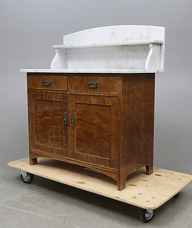 KOMMOD med marmorskiva, tidigt 1900-tal. Möbler - Skåp & Hyllor - Auctionet
