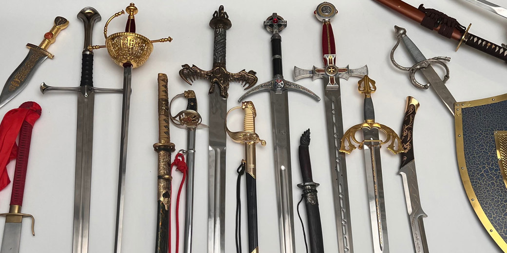 Decorative weapons in medieval style - Auctionet